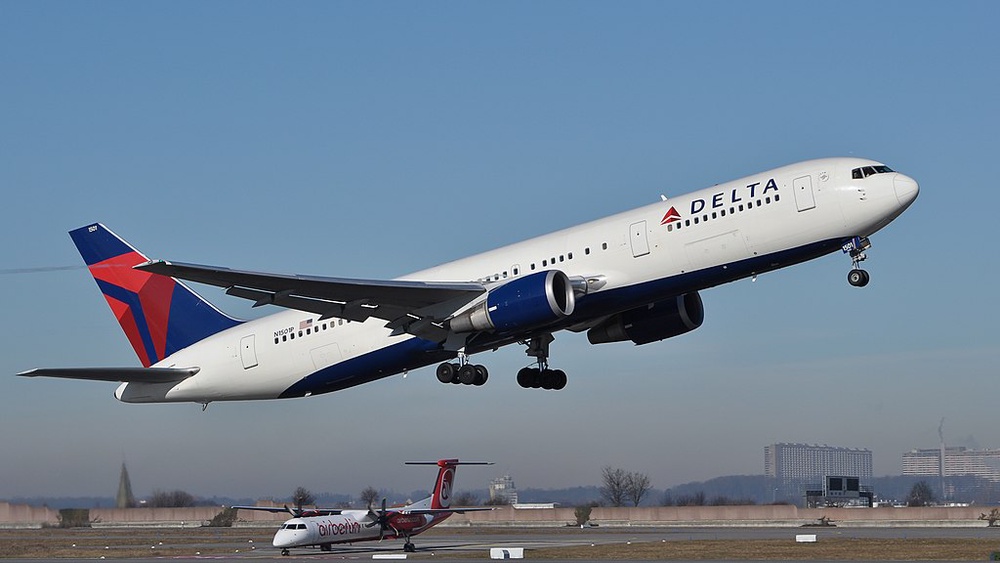 Delta Jet Narrowly Misses Collision With Air Force Plane Near Reagan ...