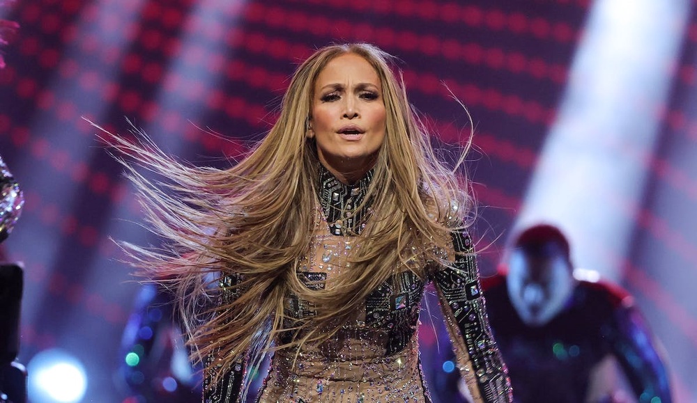 ‘Desperate’: Viewers React To Jennifer Lopez Making Out With Dancers At ...