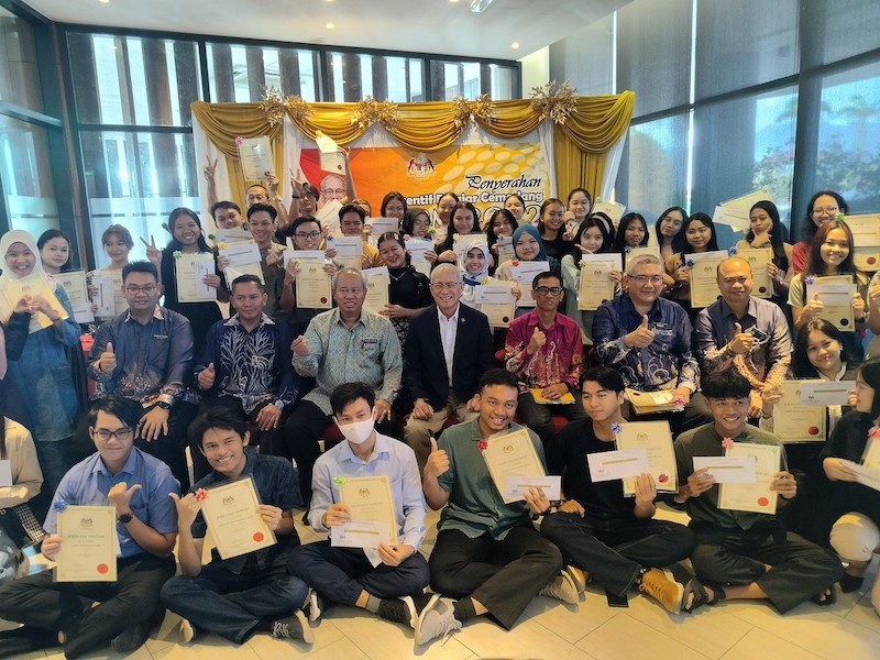 Serian MP presents incentives to 52 outstanding SPM students in ...