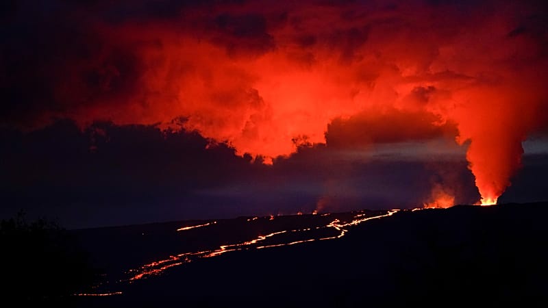 Hawaii's Kilauea volcano erupts, shooting lava fountains up to 300 ...