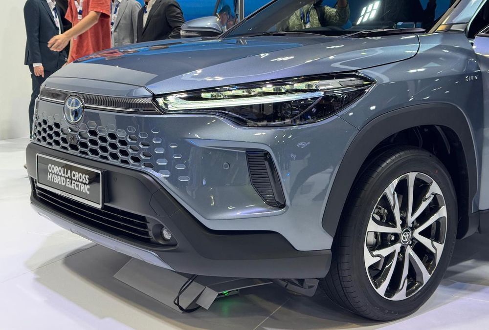 KLIMS: 2025 Toyota Corolla Cross facelift debuts from RM133k - 3 ...