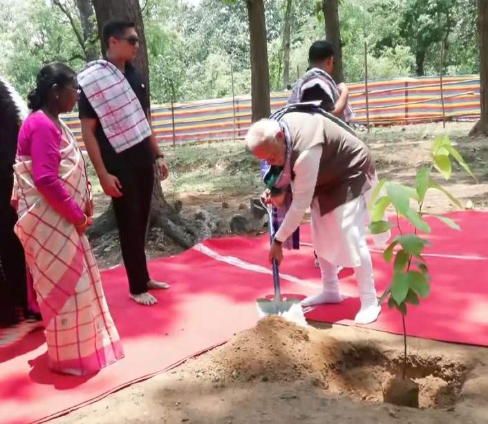 President Murmu, PM Modi visit Mayurbhanj, offer prayers at tribal ...