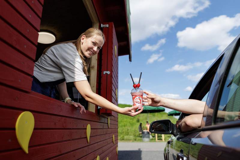 New German strawberry drive-in proves popular with hungry motorists ...