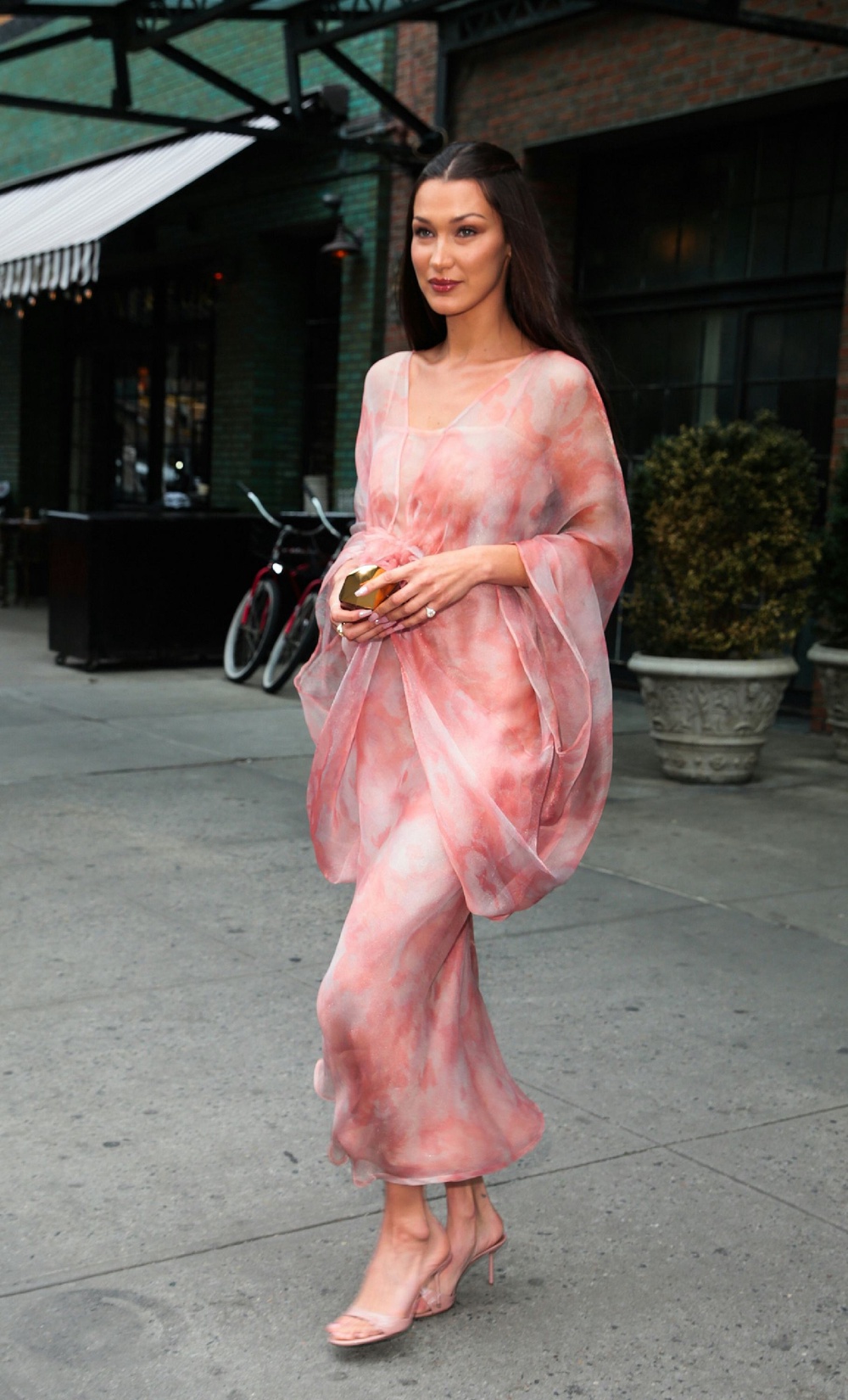 Bella Hadid Looks Like a 1920s Princess In Another Jaw-Dropping Vintage ... Bella Hadid Looks Like a 1920s Princess In Another Jaw-Dropping Vintage ...