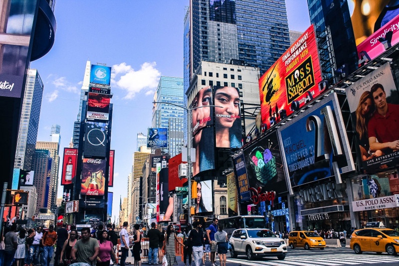 AI tools drive record online spending as U.S. shoppers sidestep crowded ...