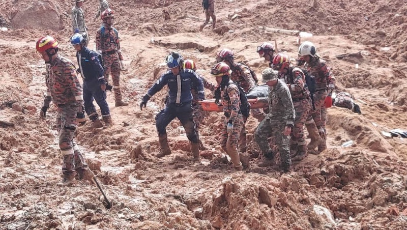 Batang Kali rescuers recover body of tragedy’s 27th fatality Batang Kali rescuers recover body of tragedy’s 27th fatality