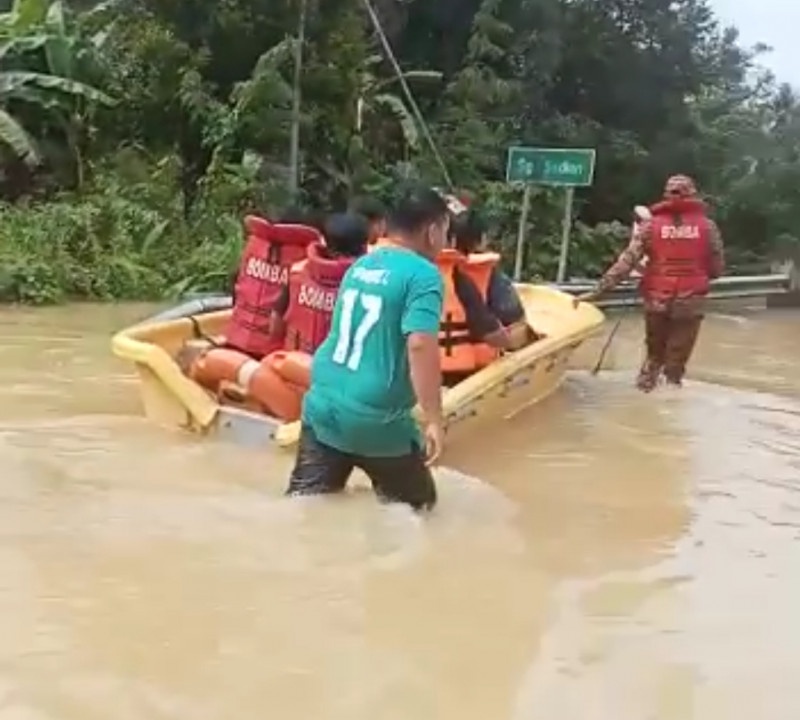 Amid floods, S’wak Fire and Rescue teams help SPM students get to exam ...