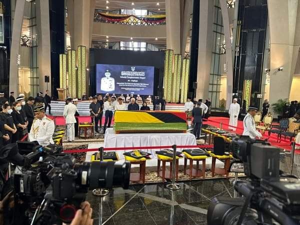 Thousands pay last respects to Taib at Sarawak assembly despite rain