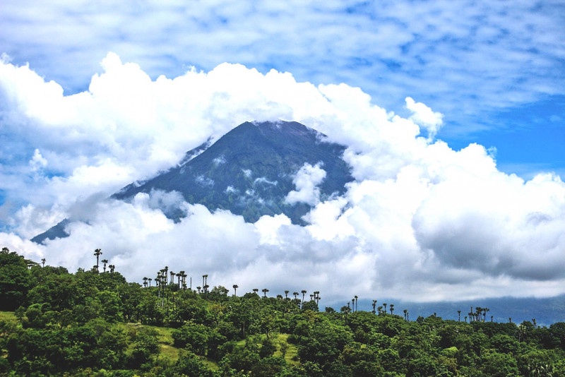 Bali deports Russian tourist over half-naked photo on sacred peak Bali deports Russian tourist over half-naked photo on sacred peak