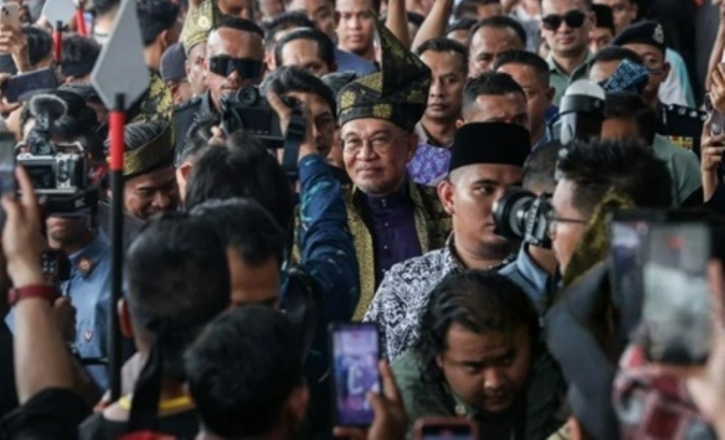 Anwar urges Muslim nations to reject Israeli ties and uphold human dignity