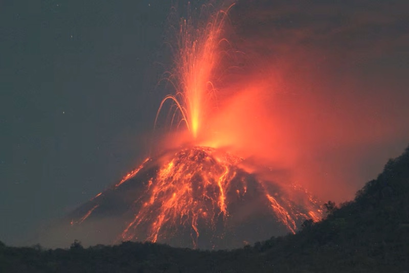 Mount Lewotobi erupts again as Indonesia raises volcano alert to ...
