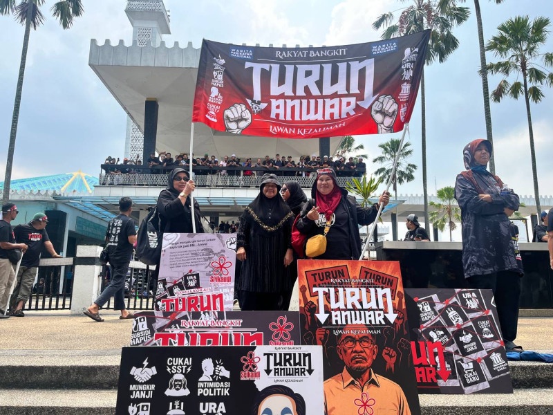 ‘Turun Anwar’ rally proceeds peacefully as thousands march to Dataran ...