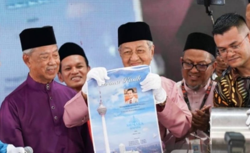 Tun M opens time capsule planted over 28 years ago in KL Tower