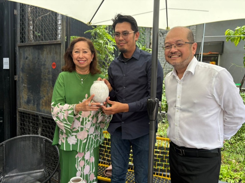 Na'imah opens art exhibition reflecting the spirit of Merdeka