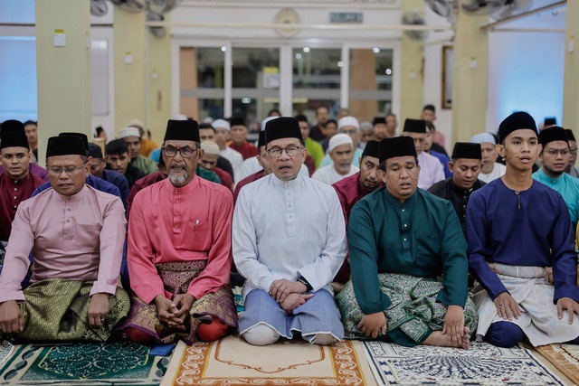 PM graces Sg Long takbir raya ceremony