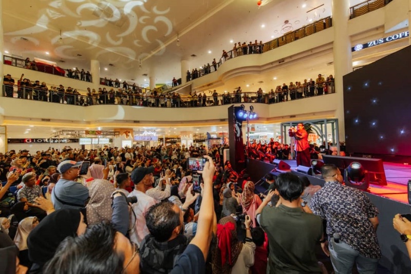 Malaysia midnight sale carnival draws record crowds