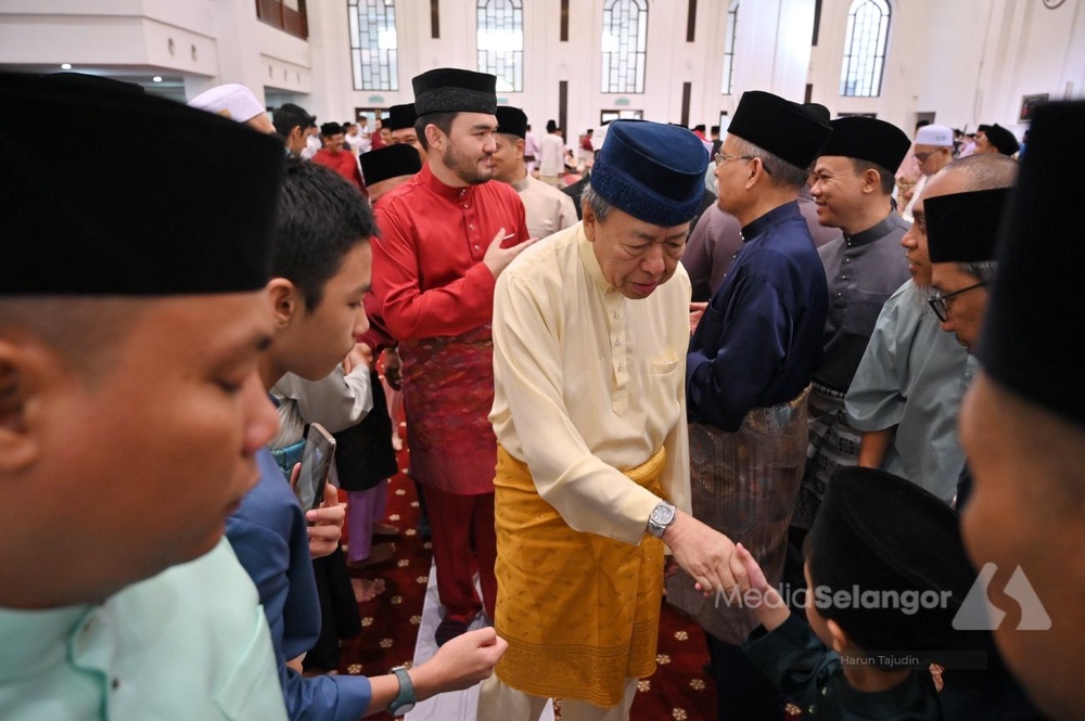 Sultan says no latitude for mosque fund embezzlers