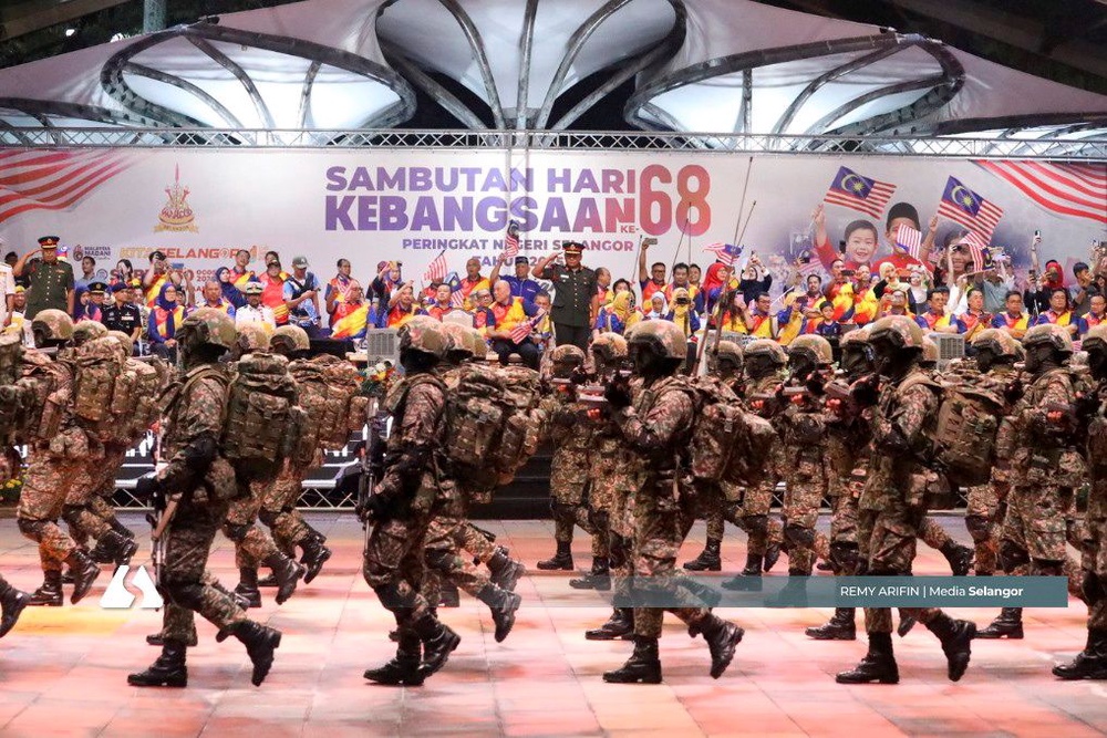 Warna-warni malam merdeka, lebih 60,000 meriahkan Dataran Kemerdekaan ...