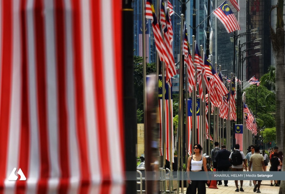 Don't politicise upside-down Jalur Gemilang issue — Exco