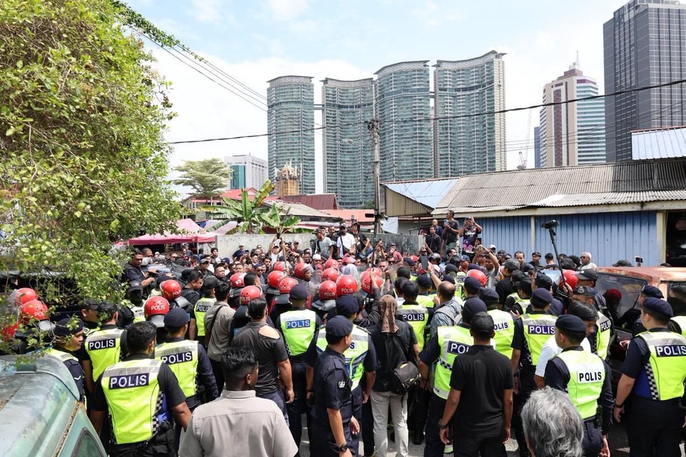 Operasi pengosongan di Kampung Sungai Baru kecoh, ketua polis daerah cedera