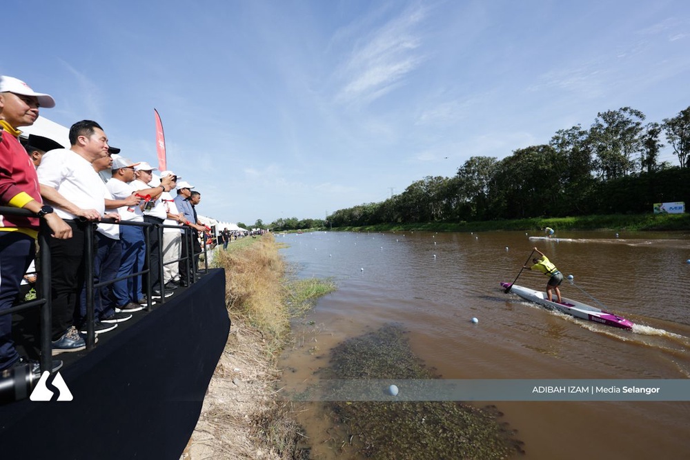 Ban Canal Carnival draws tourists with rural charm