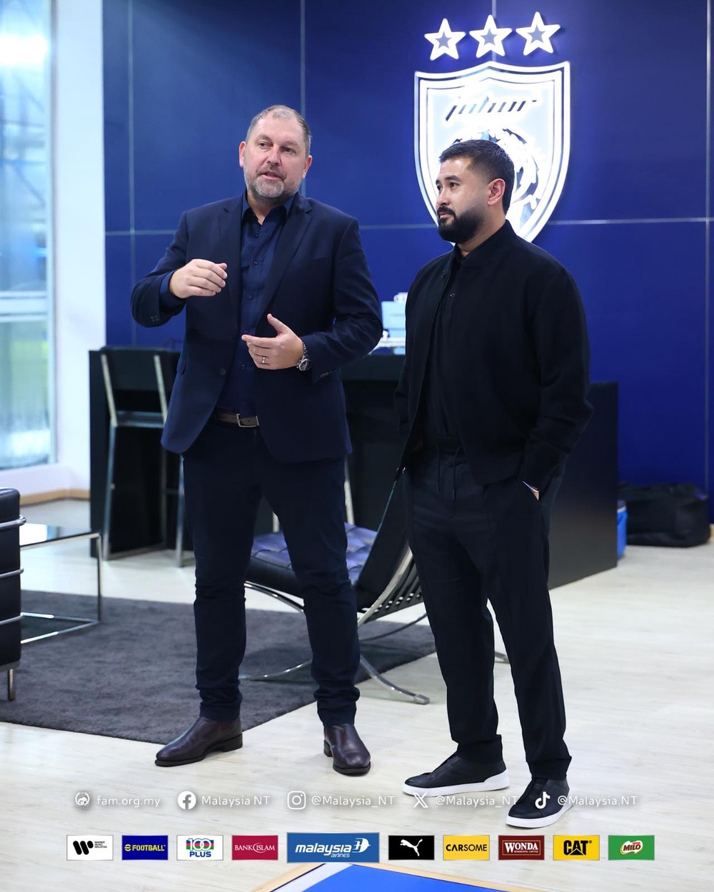 Junjung kasih Tuanku! TMJ kurnia duit raya kepada pemain Harimau Malaya