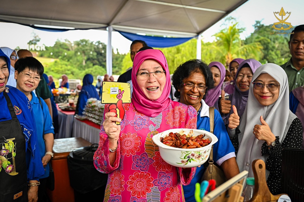 Disangka peserta biasa, juri terkejut Tengku Ampuan Pahang juara acar ...