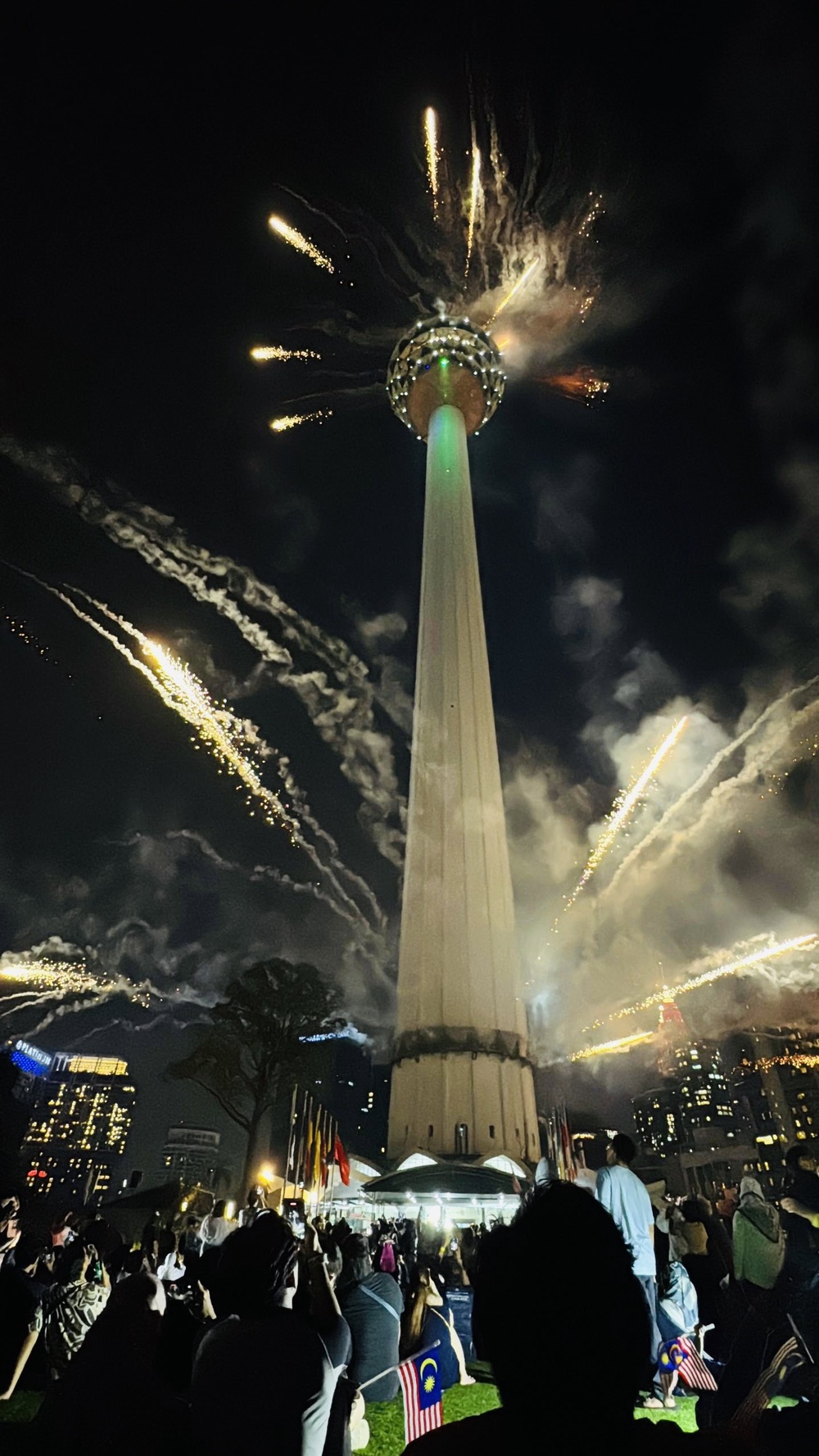 Menara Kuala Lumpur cipta sejarah! Sambut merdeka dengan bunga api 3 ...