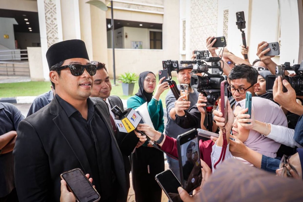 Pujuk hati isteri, Kamal Adli hadiahkan telekung buat Uqasha Senrose