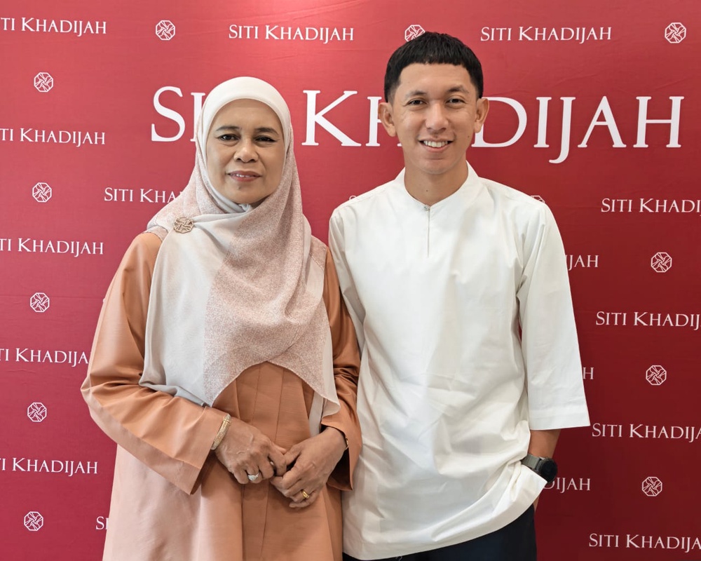 Butik flagship ke-60 dibuka di Bangsar, Siti Khadijah tampil dengan ...
