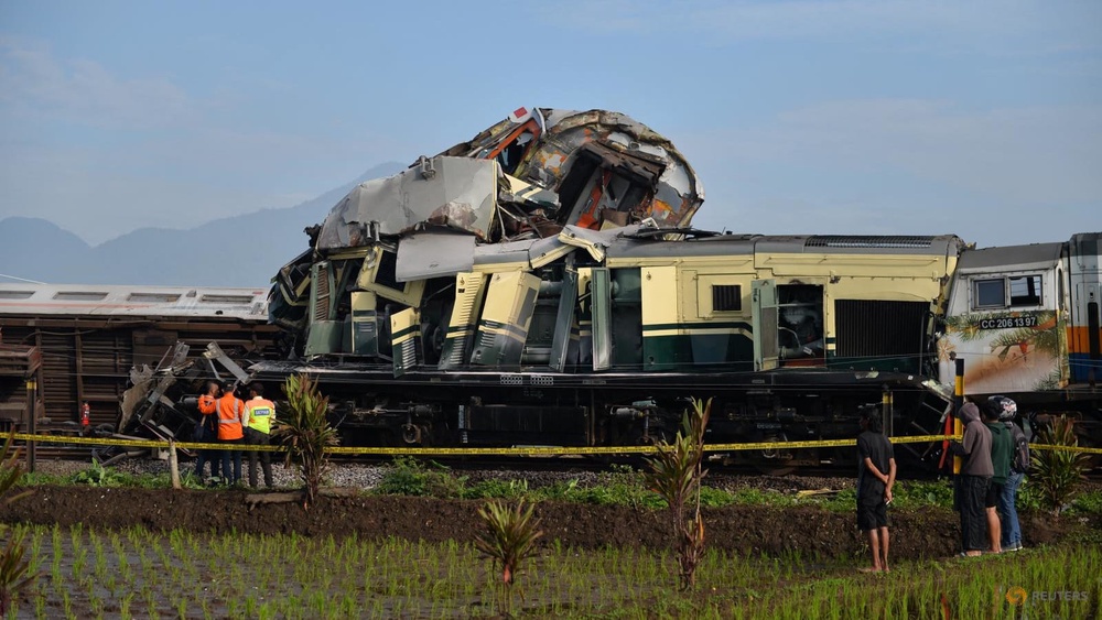 3 dead, 28 injured in Indonesia train collision