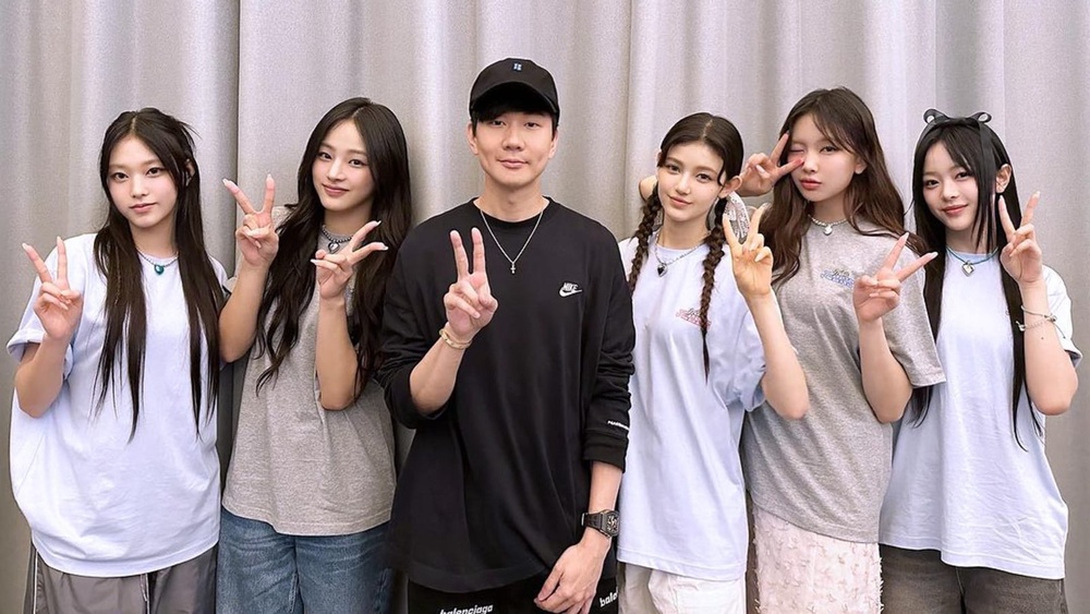 JJ Lin visits Hybe's HQ in South Korea, takes photos with NewJeans and Seventeen's Jun