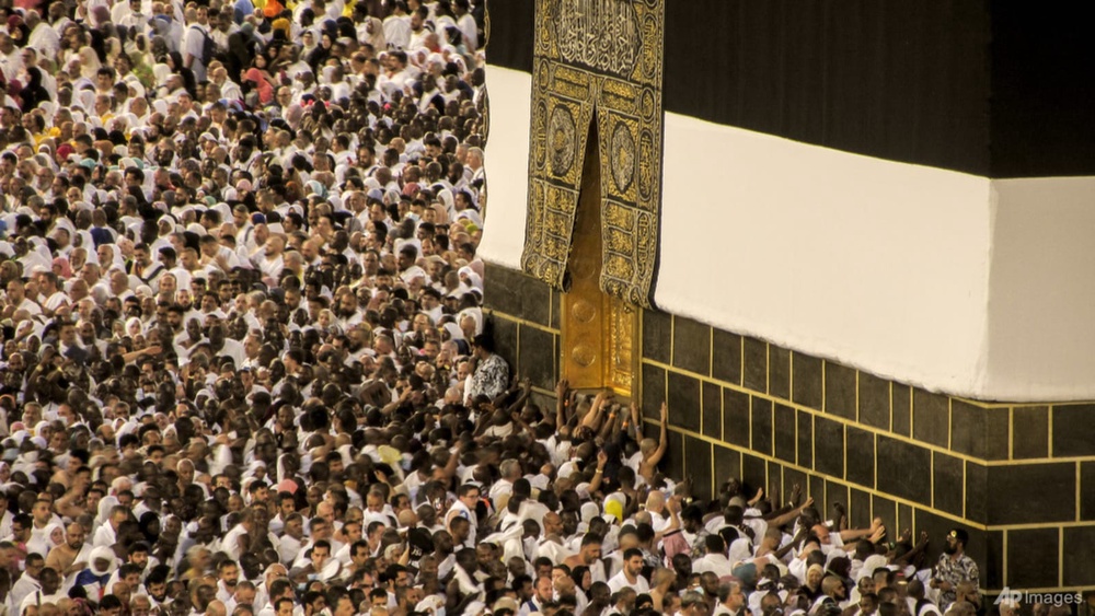 Huge crowds circle Kaaba as Haj begins in Saudi heat