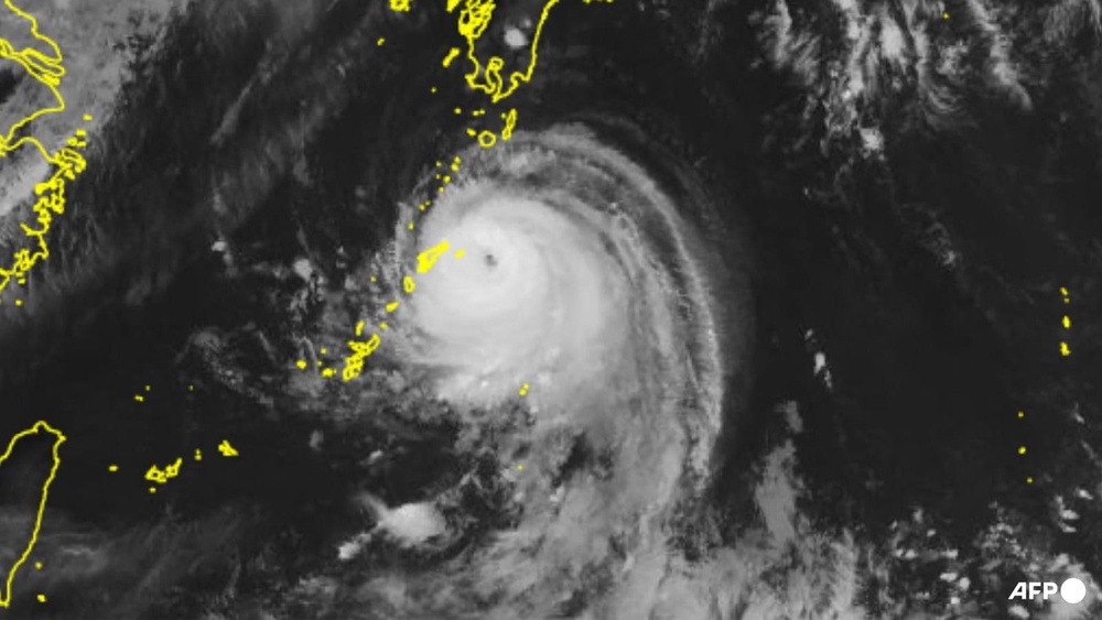 Typhoon disrupts travel, brings heavy rain in Japan