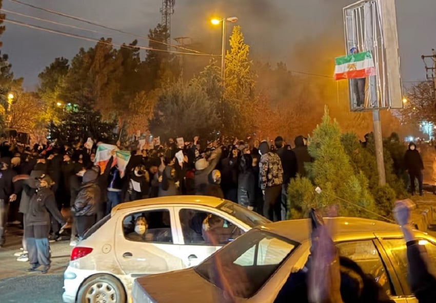 109 Polisi Iran Tewas, Rezim Khamenei Tuding Demonstran Bakar Orang