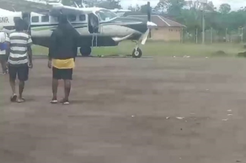 Breaking News! Pesawat Smart Air Ditembak di Bandara Koroway Batu Papua ...