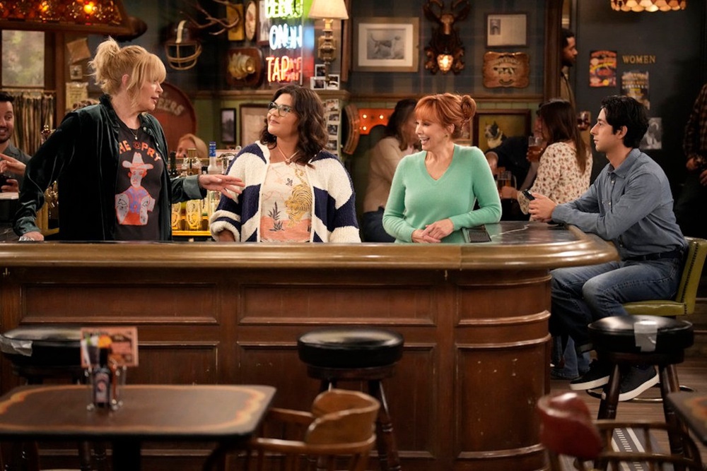 ‘Happy’s Place’ EPs Kevin Abbott and Pamela Fryman Preview NBC Sitcom ...