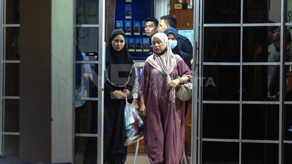 Penyanyi ‘Bea Soba Bea’ dan rakan bebas, pulang lepas 9 bulan dipenjara