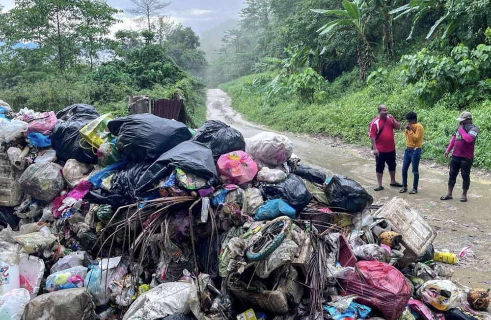 Gunung Sampah Yang Busuk Menjadi Tarikan Terbaru di Gua Musang, Kelantan