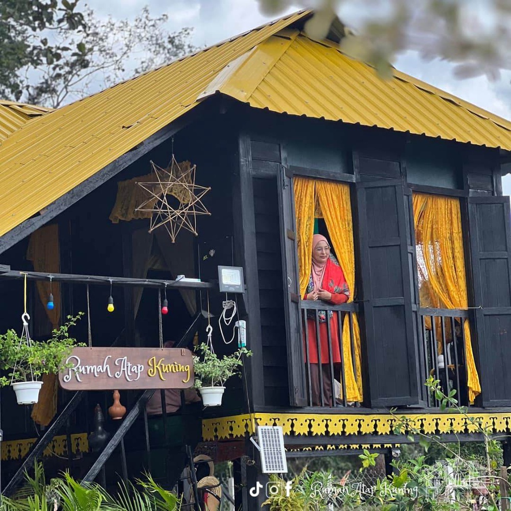 "Rumah Atap Kuning" - Port Makan Berkonsep Talam Dengan Suasana Kampung ...