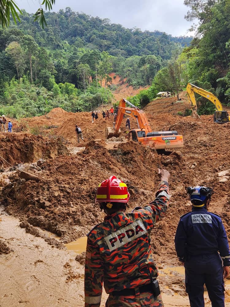 Armed Forces mobilises two excavators to assist Batang Kali landslide ... Armed Forces mobilises two excavators to assist Batang Kali landslide ...