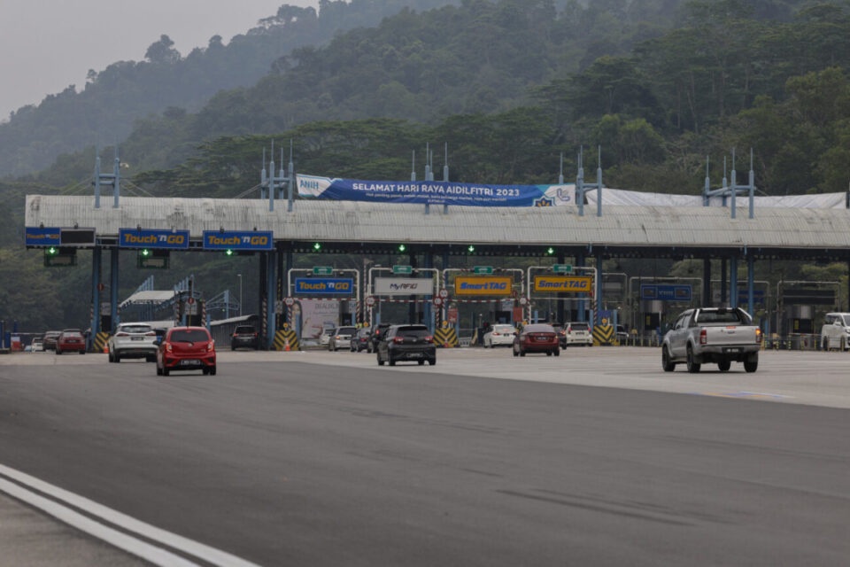 Heavy traffic at Gombak toll plaza this morning