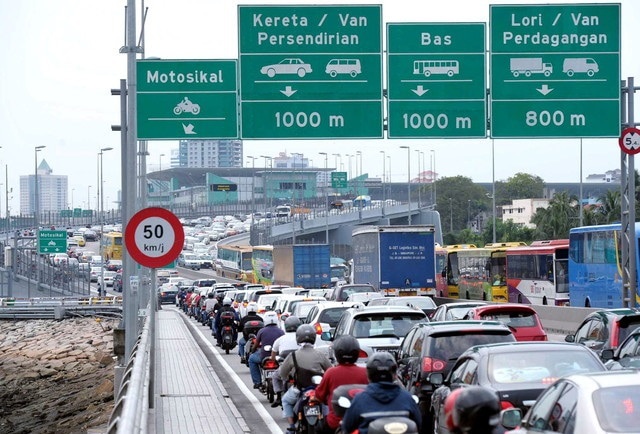 Dua rakyat Malaysia sembunyi dalam but kereta cuba keluar Singapura