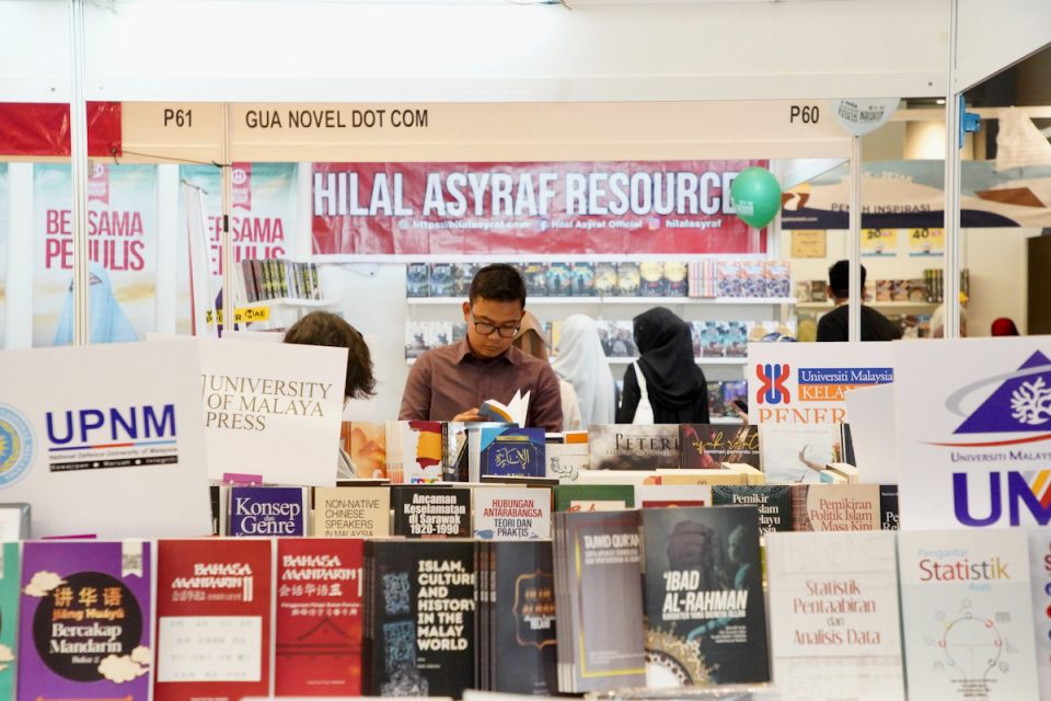 Guru bawa 40 pelajar SMK Methodist, Banting lawat pesta buku negeri