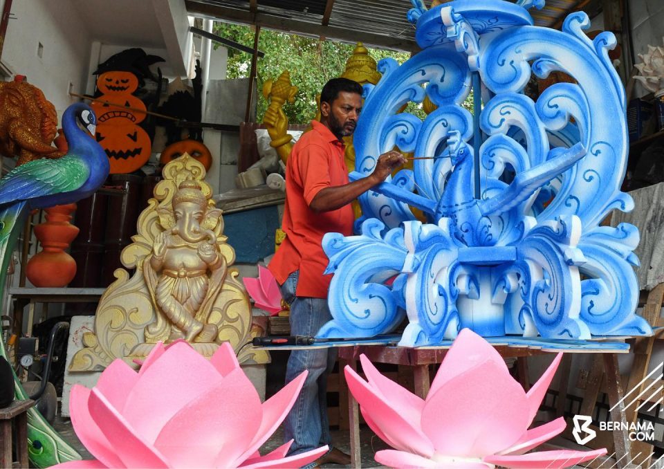 Pelbagai reka bentuk kavadi warnai pekarangan kuil Batu Caves