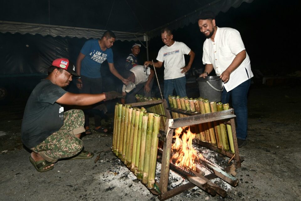 30 anak muda rewang masak lemang, mahu kembalikan tradisi riuh ...