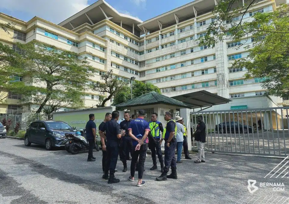 Dua anggota polis terbunuh, seorang cedera, lelaki ceroboh Balai Polis Ulu Tiram