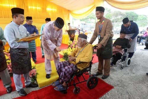 Sultan Rasmi Masjid Desa Sentosa Agih Sumbangan Raya Kepada 622 Asnaf