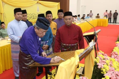 Sultan berkenan serah sumbangan raya, terima zakat niaga RM7.65 juta
