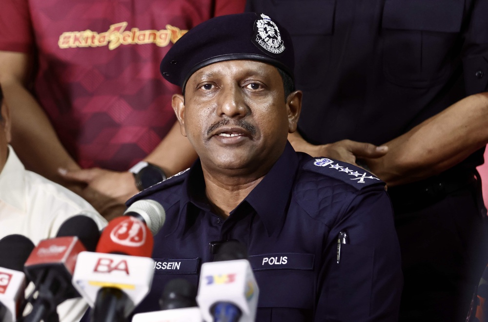 Suami isteri ambil upah simbah cat rumah peminjam along